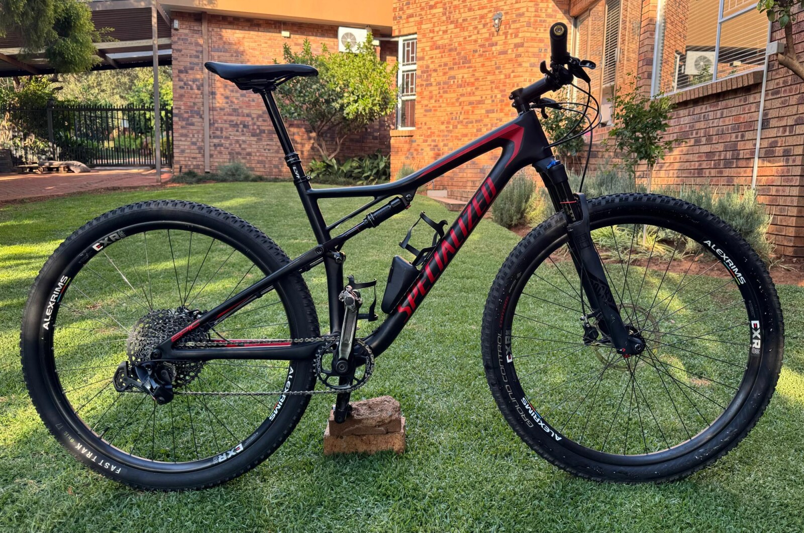 Specialized Epic Comp Carbon | Dual Suspension Mountain Bikes | Bike Hub