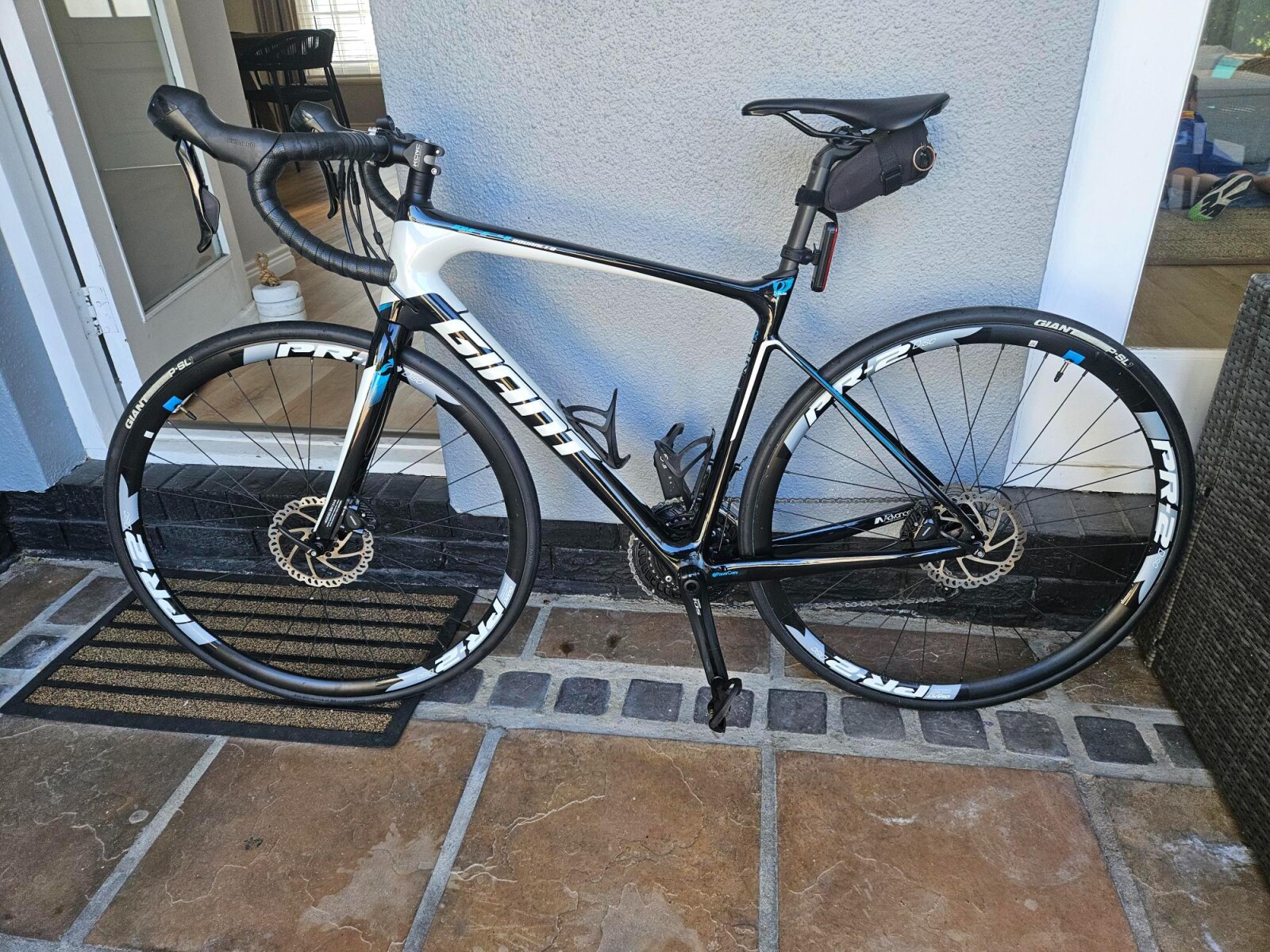 Giant Defy Advanced 2 Full Carbon Disc Brakes | Road Bikes | Bike Hub