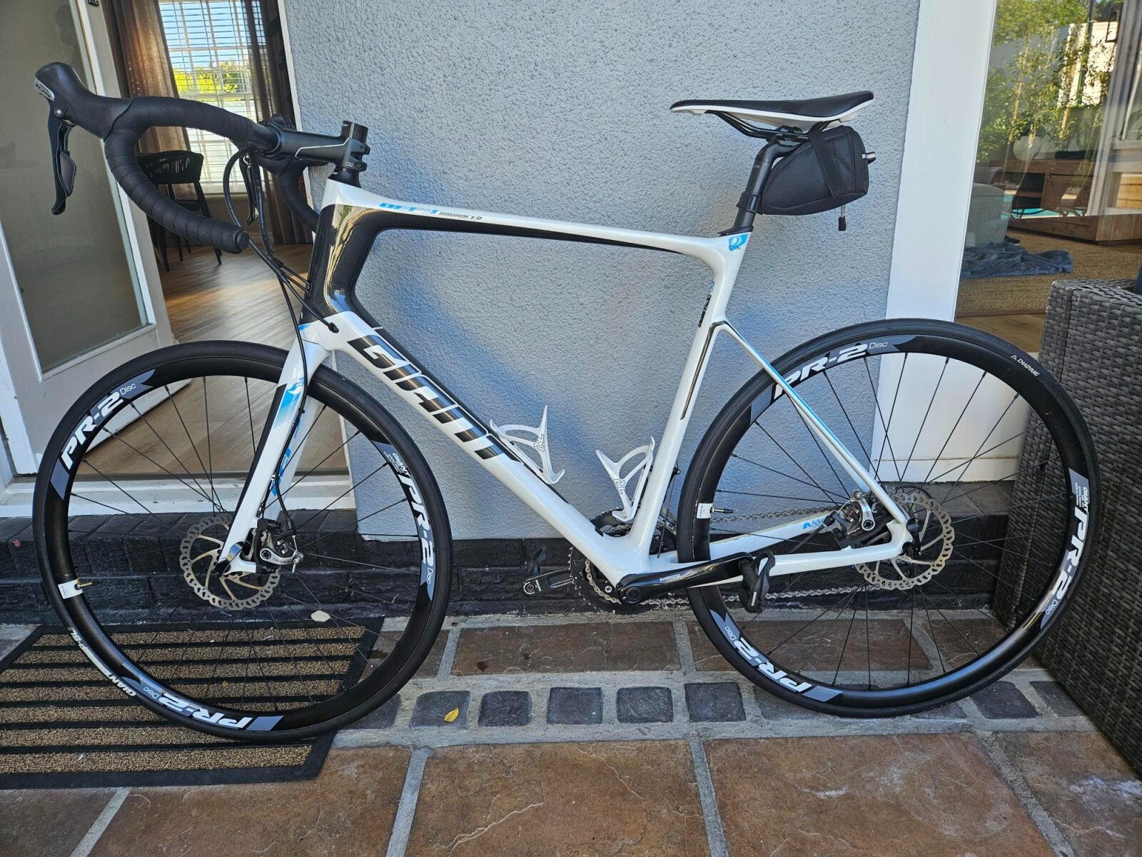Giant Defy Advanced 2 Full Carbon Disc Brakes | Road Bikes | Bike Hub