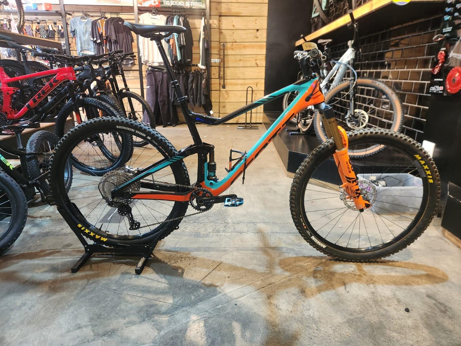 Scott Genius Tuned Team | Dual Suspension Mountain Bikes | Bike Hub