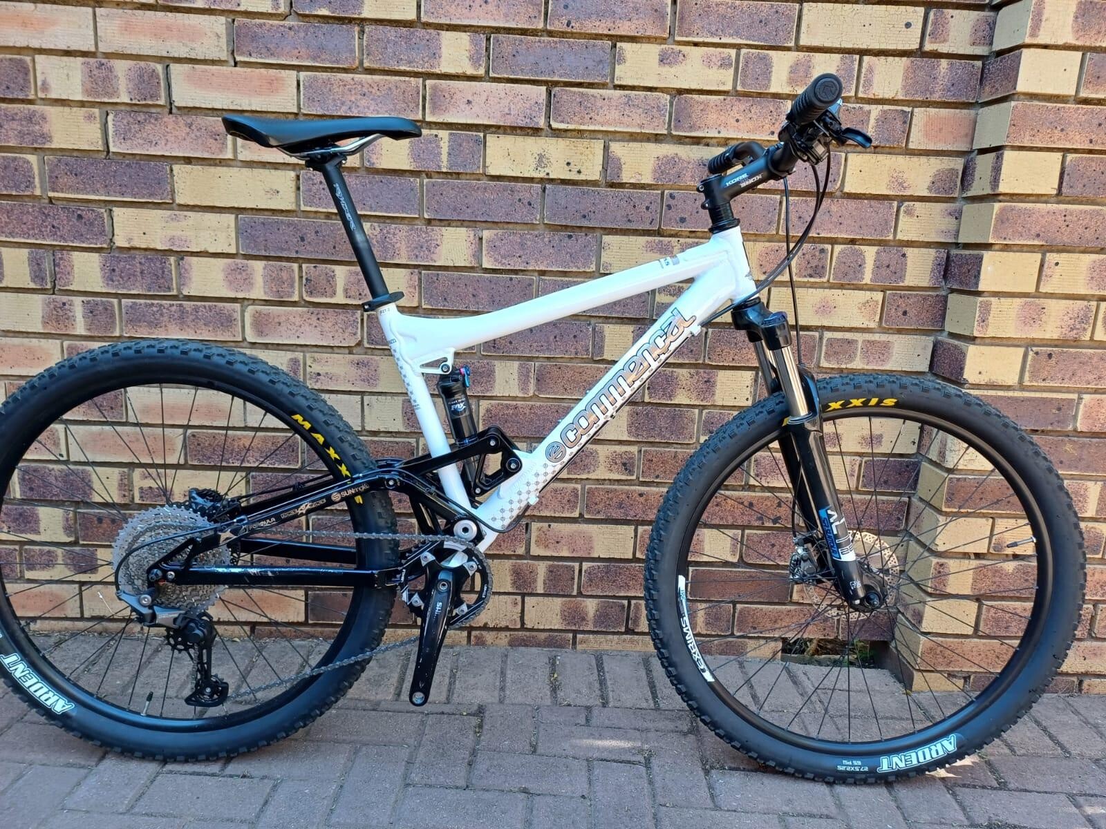Commencal Meta 5.5 | Dual Suspension Mountain Bikes | Bike Hub