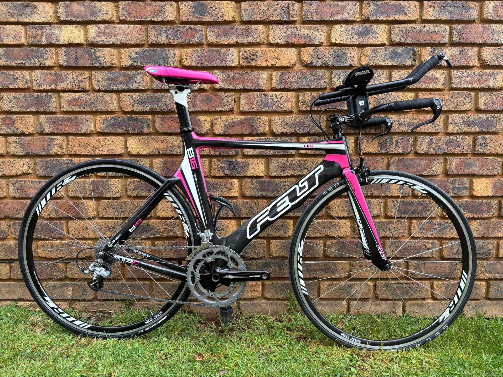 Felt B16 Full carbon TT bike | Triathlon & Time Trial Bikes | Bike Hub