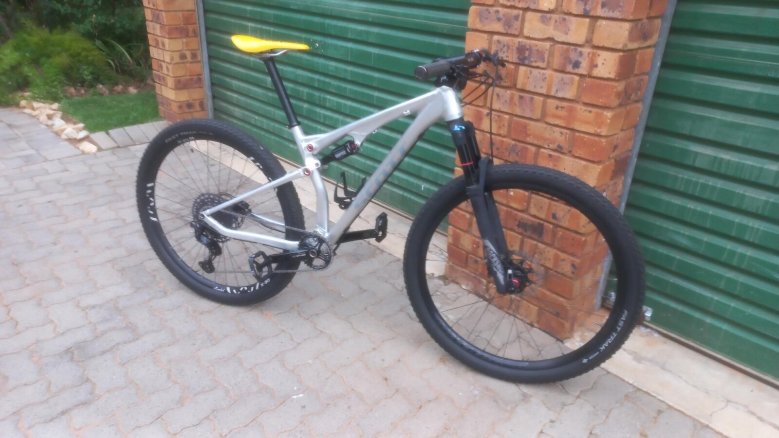 Scott Spark 910 XC bike | Dual Suspension Mountain Bikes | Bike Hub