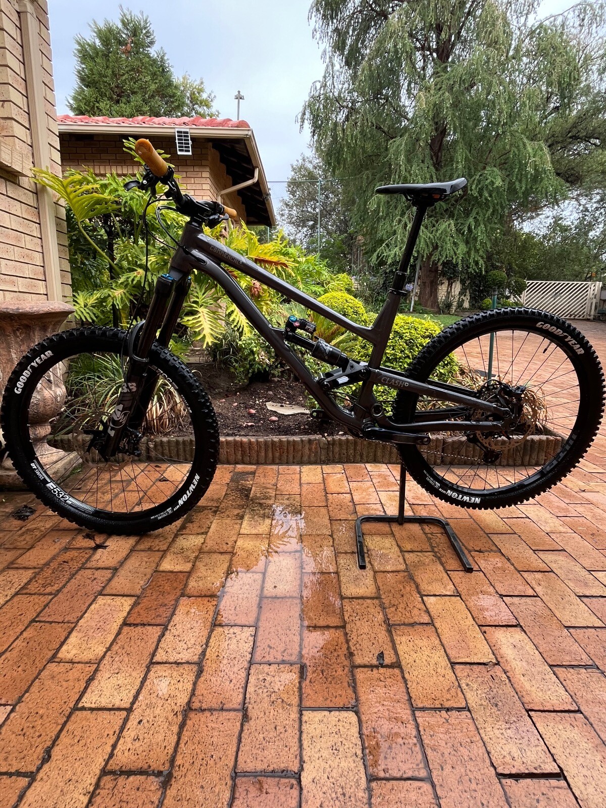 Commencal Clash 2022 Size L | Dual Suspension Mountain Bikes | Bike Hub