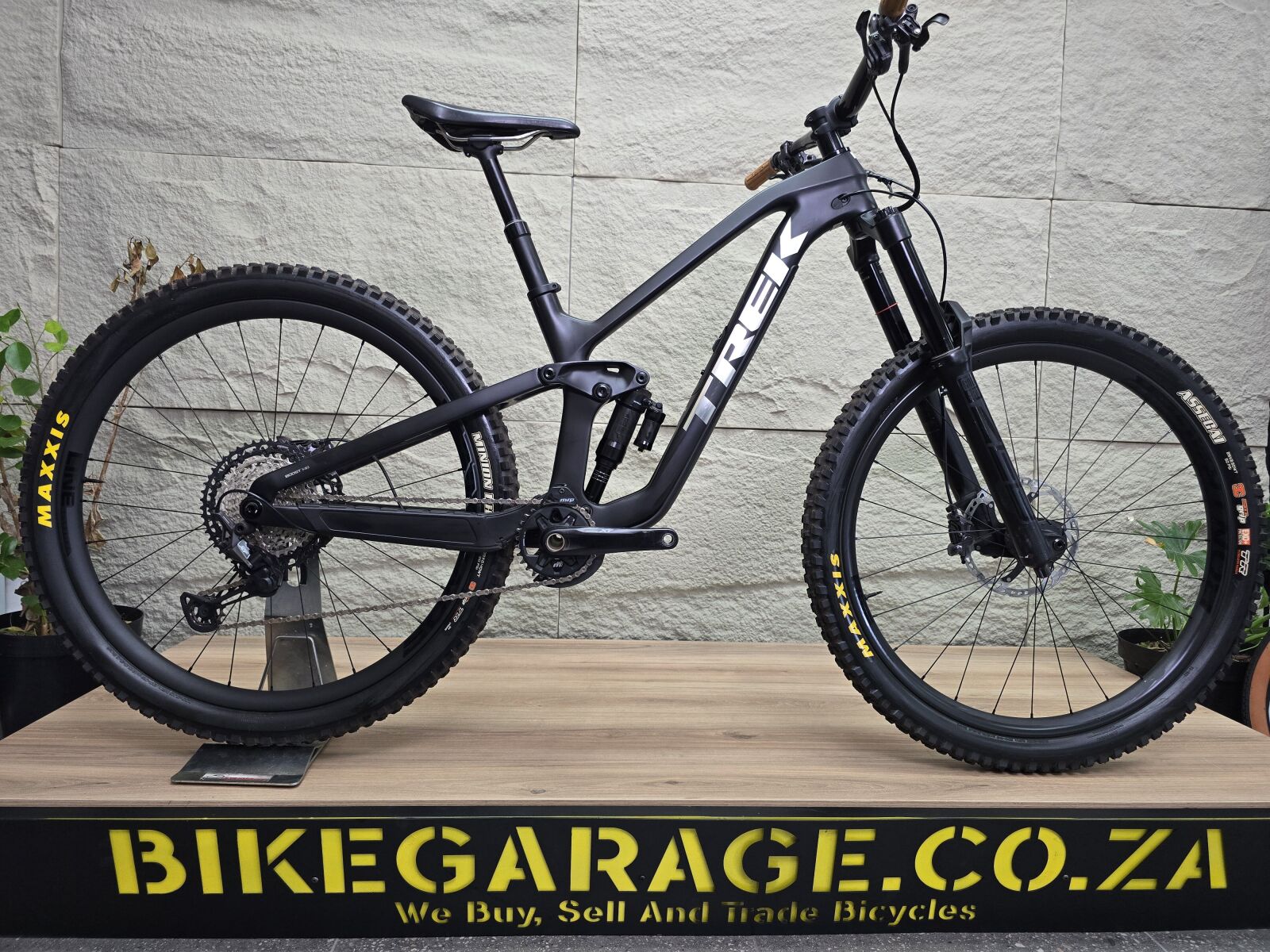 TREK SLASH 9.8 (S) *XT12SPD-ZEB-CARBON* | Dual Suspension Mountain Bikes | Bike Hub