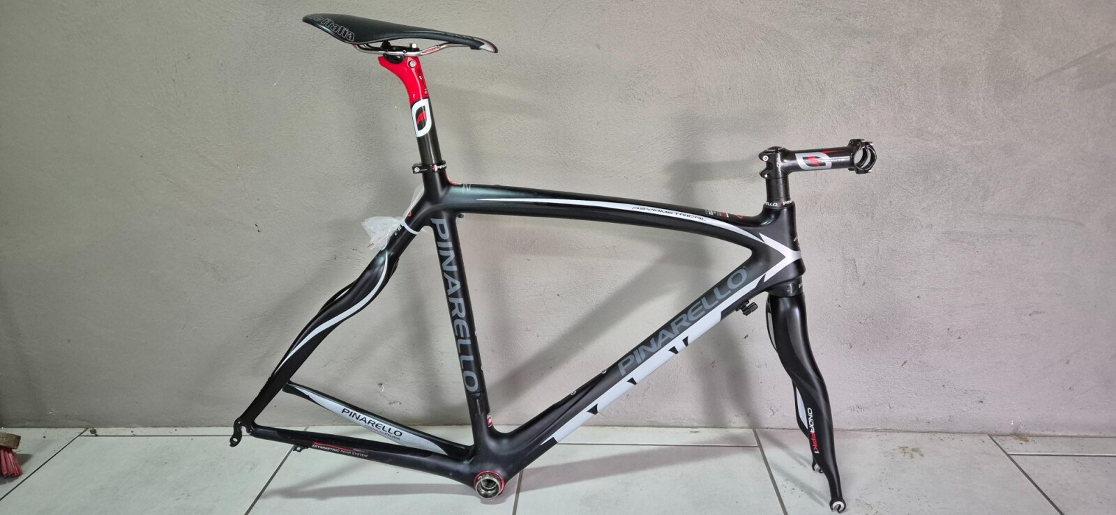 Pinarello Paris Medium (2011) | Road Bike Frames | Bike Hub