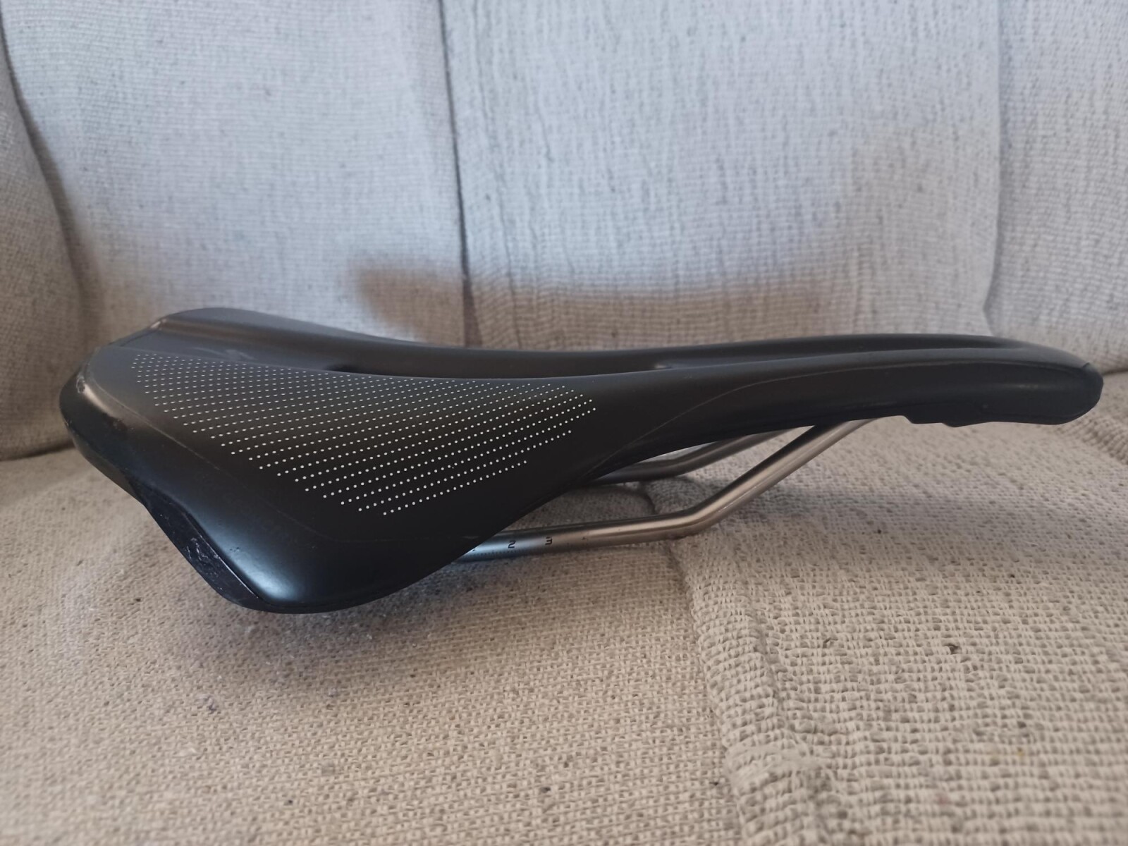 Specialized saddle 143mm | Saddles | Bike Hub