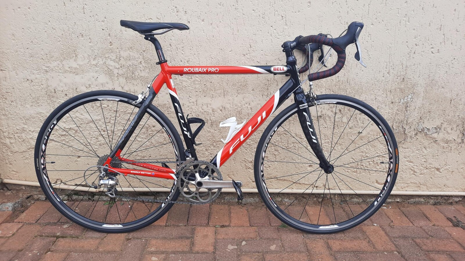 Fuji Roubaix Pro - 10s Shimano 105 | Road Bikes | Bike Hub