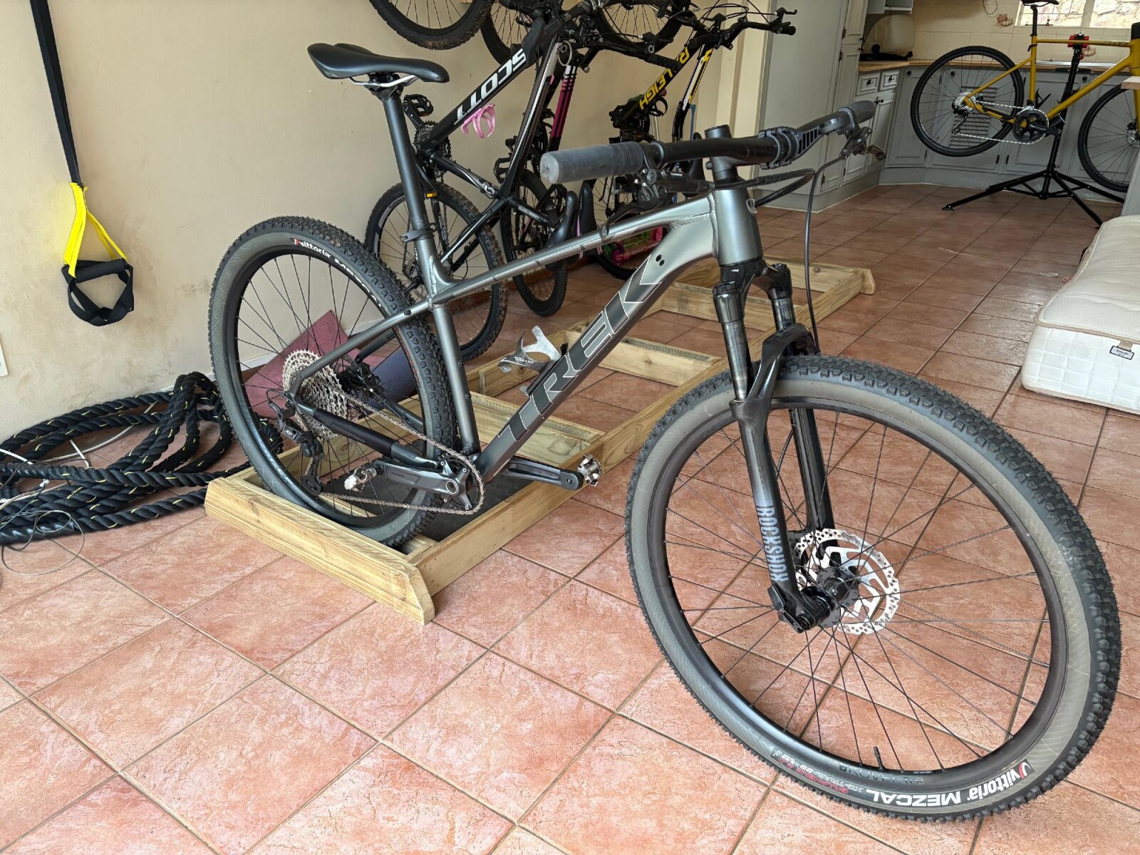 Trek XCaliber 8 (L) | Hardtail Mountain Bikes | Bike Hub
