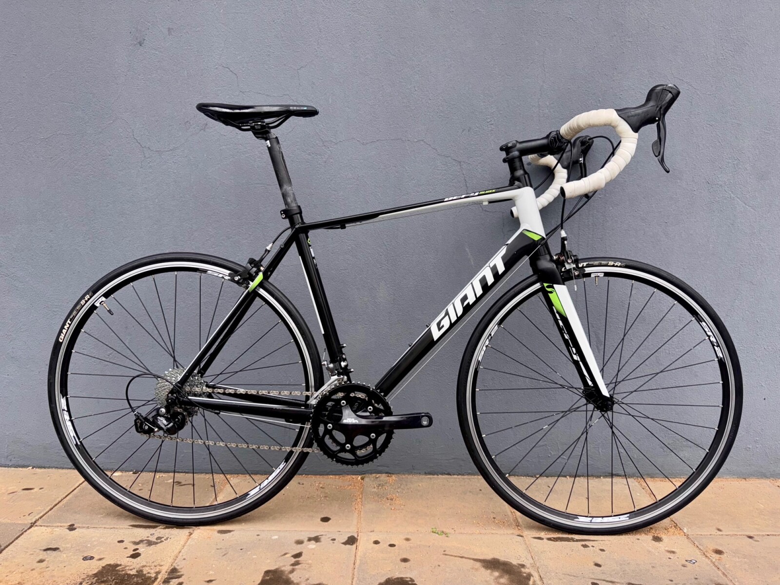 Giant Defy 3 Aluxx M/L 2016 | Road Bikes | Bike Hub