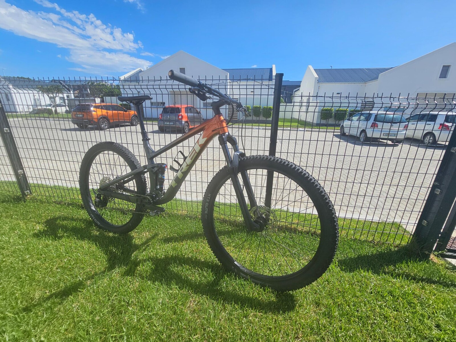 TREK Top Fuel 5 | Dual Suspension Mountain Bikes | Bike Hub