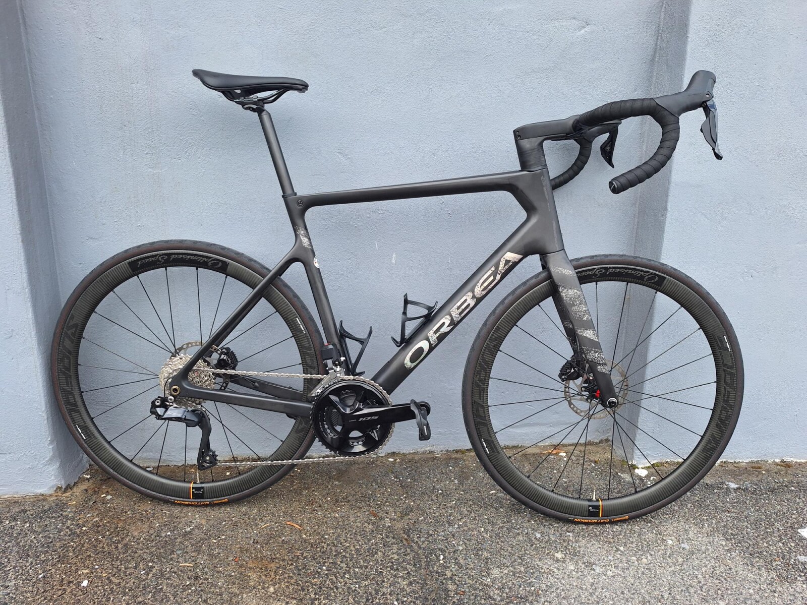 2023 Orbea Orca M30i 105 Di2 + Carbon Wheels | Road Bikes | Bike Hub