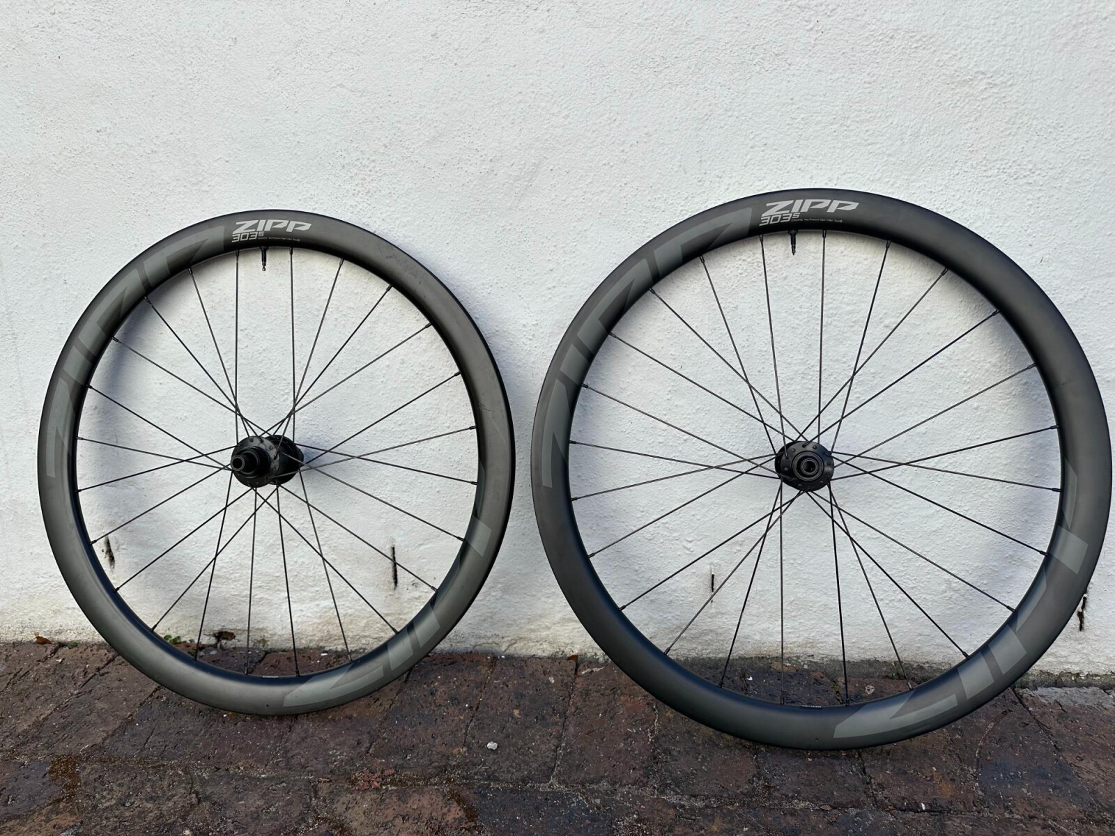 Zipp 303s Road Disc Carbon Clincher Wheelset | Road Bike Wheels | Bike Hub
