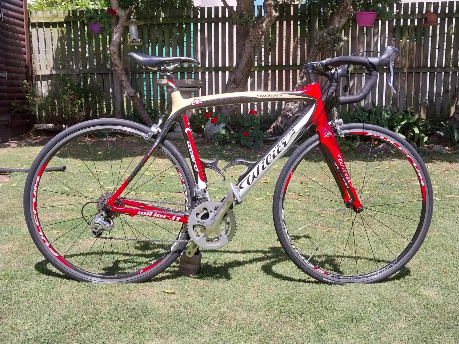 Willier Izoard full carbon roadbike | Road Bikes | Bike Hub