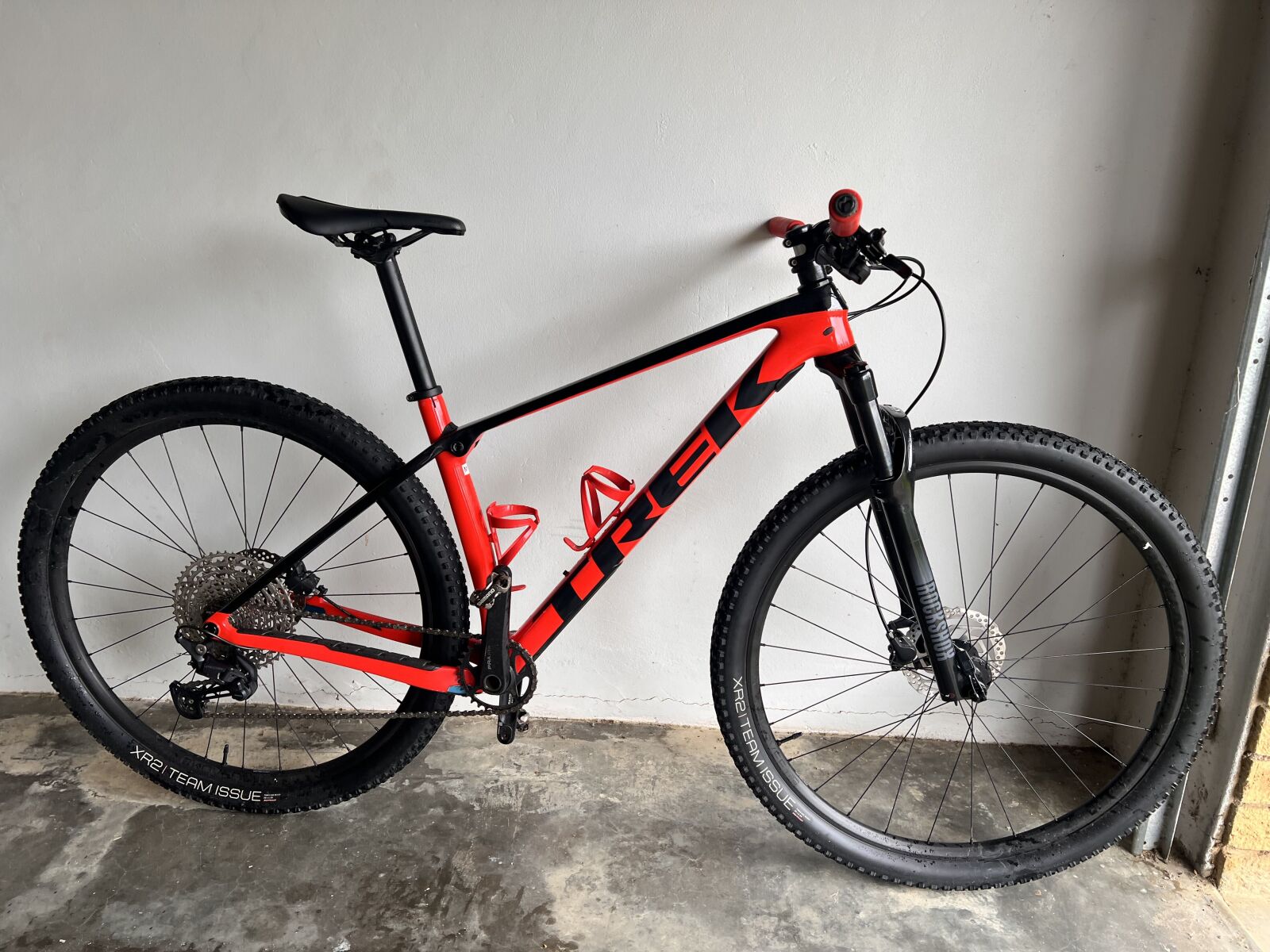 Trek ProCaliber 9.5 Gen 2 Carbon M/L | Hardtail Mountain Bikes | Bike Hub