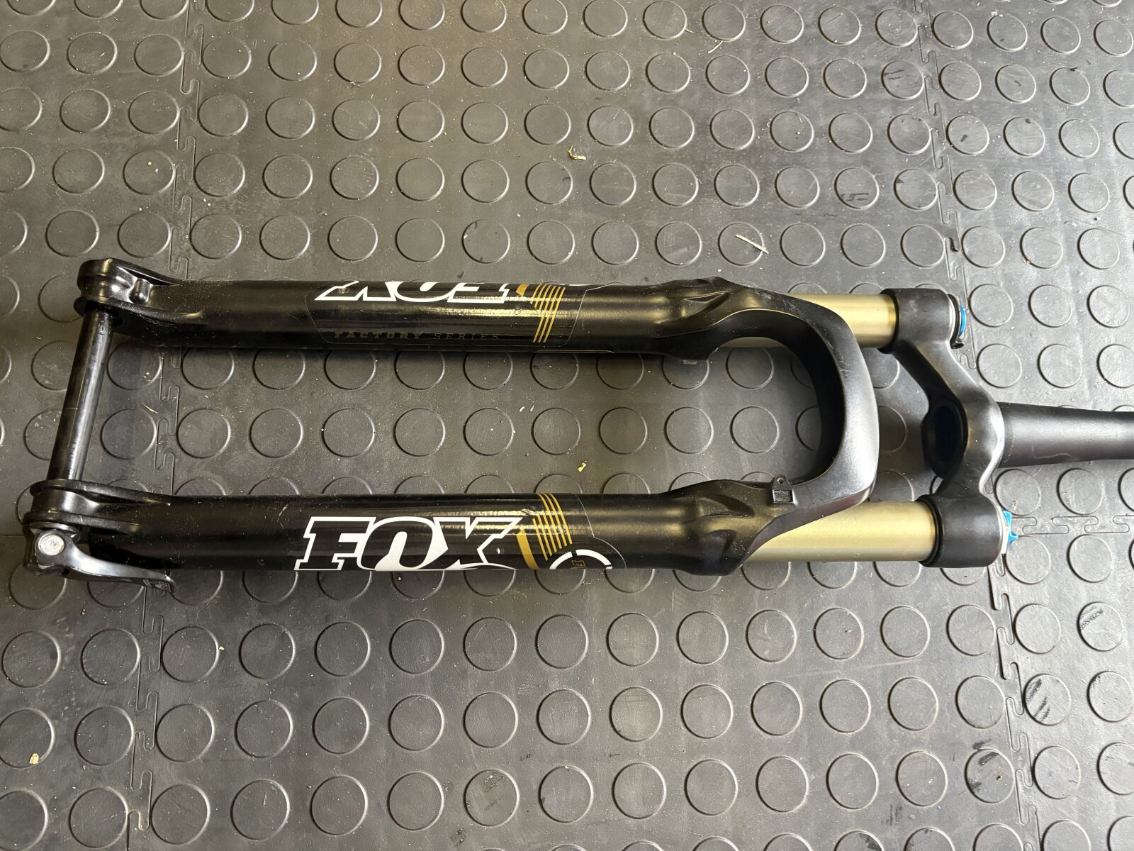 Fox Factory 32 CTD Shock | Mountain Bike Forks | Bike Hub