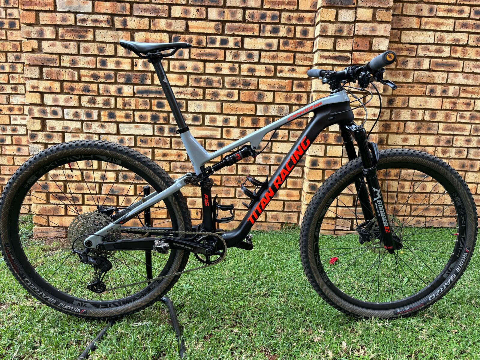 Titan Racing - Cypher RS Carbon Comp (L) | Dual Suspension Mountain ...