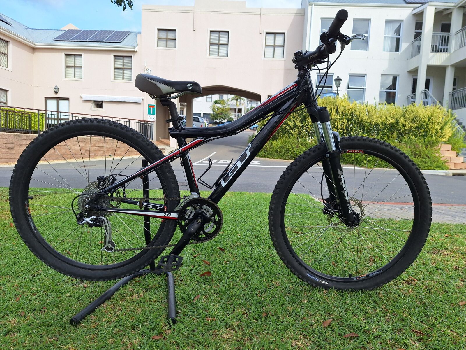 GT Avalanche 1.0 | Hardtail Mountain Bikes | Bike Hub