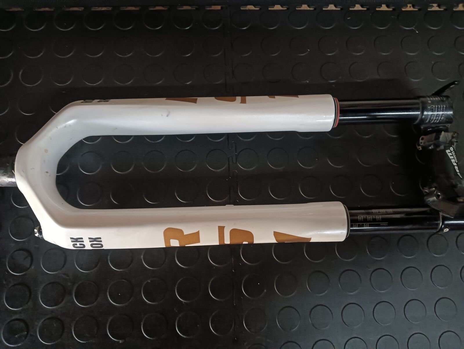 Rock Shox RS1 | Mountain Bike Forks | Bike Hub