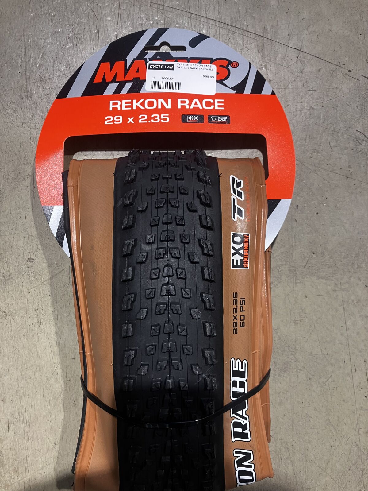 Maxxis Recon Race 2.35. Tan wall. 29 inch | Mountain Bike Tyres | Bike Hub