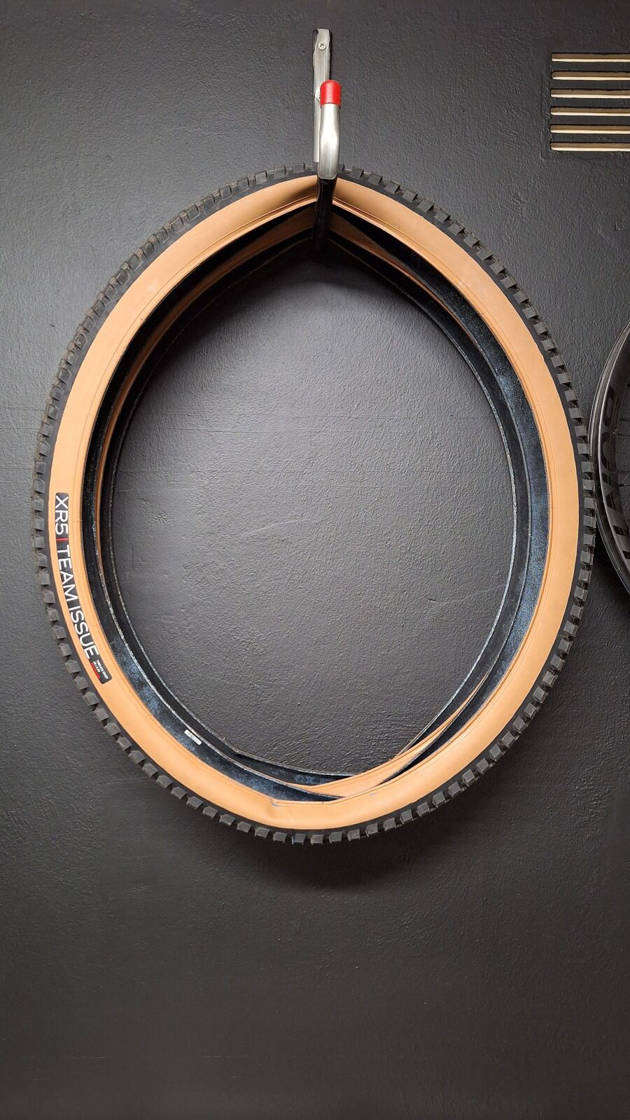 Bontrager xr5 team issue 29 x 2.5 tan | Mountain Bike Tyres | Bike Hub