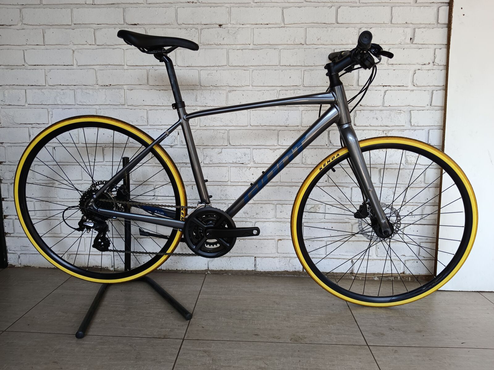 Giant Escape -Medium | Gravel Bikes | Bike Hub