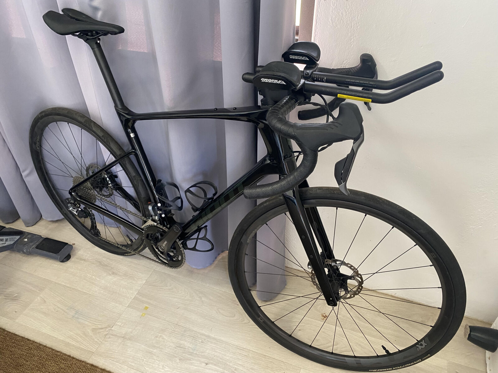 Giant Revolt Advanced 2 L upgraded grupo & wheels | Gravel Bikes | Bike Hub