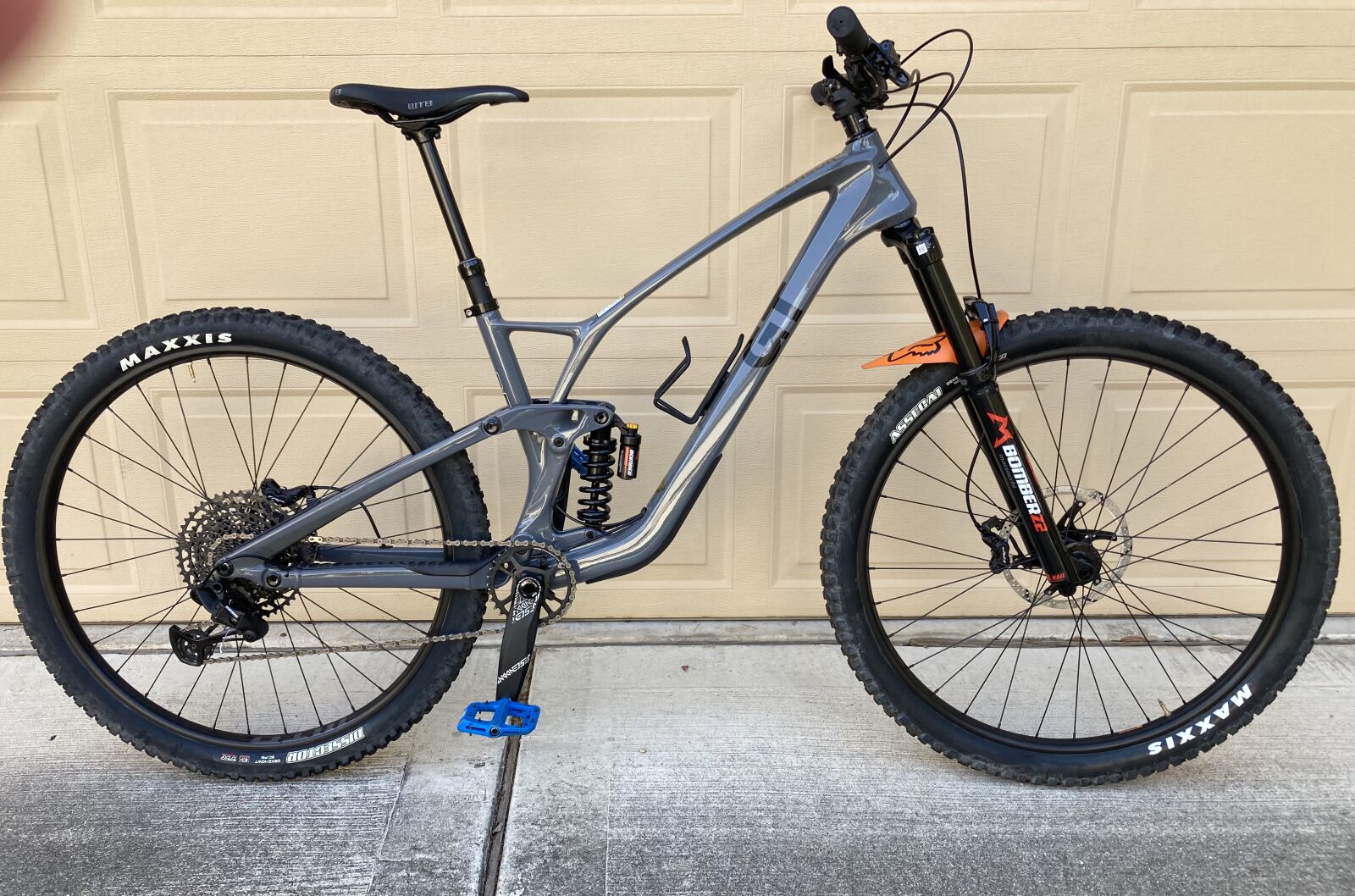 GT Sensor Carbon Elite 2023 | Dual Suspension Mountain Bikes | Bike Hub