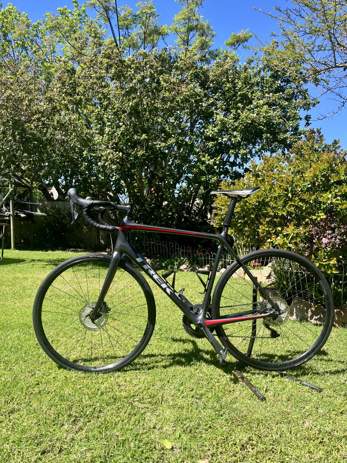 Trek Emonda SL5 (2023) | Road Bikes | Bike Hub