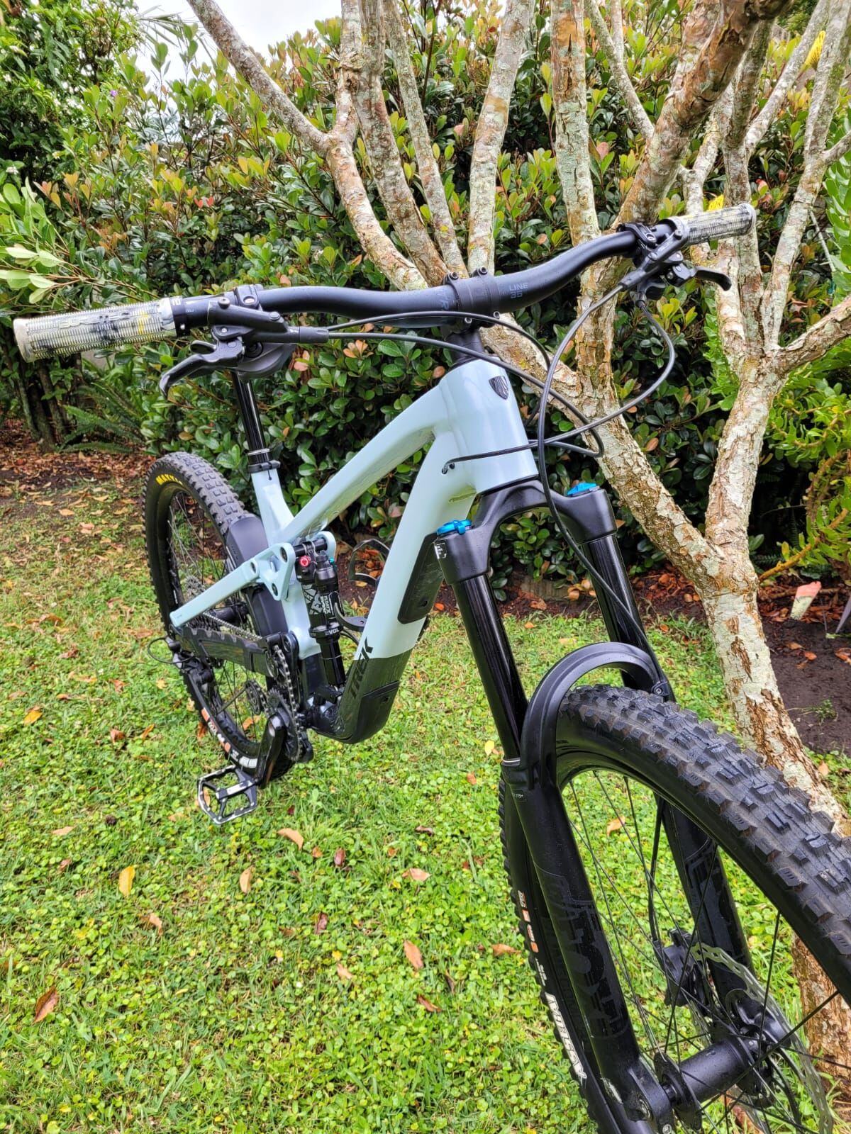 The Trek Slash 8 Gen 6 Mullet High Pivot -Large | Dual Suspension ...