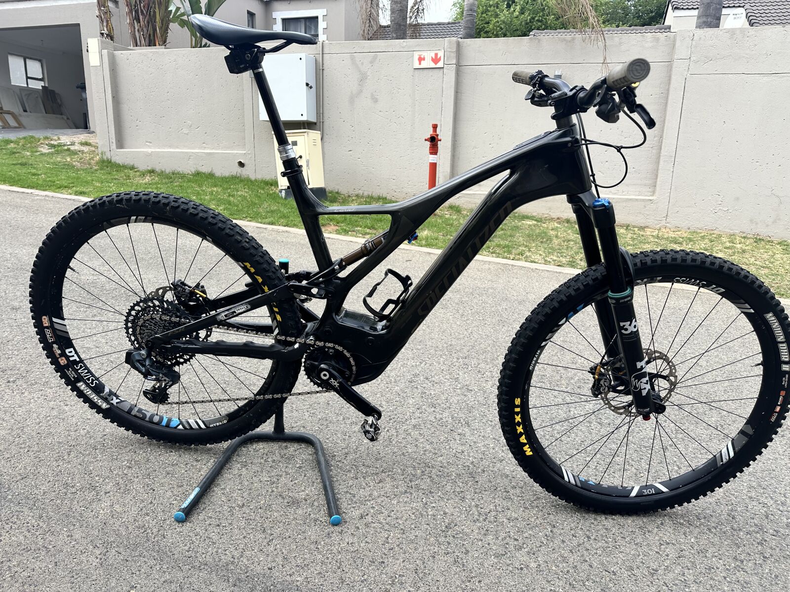 2020 Turbo Levo Expert Carbon | Dual Suspension Mountain E-Bikes | Bike Hub