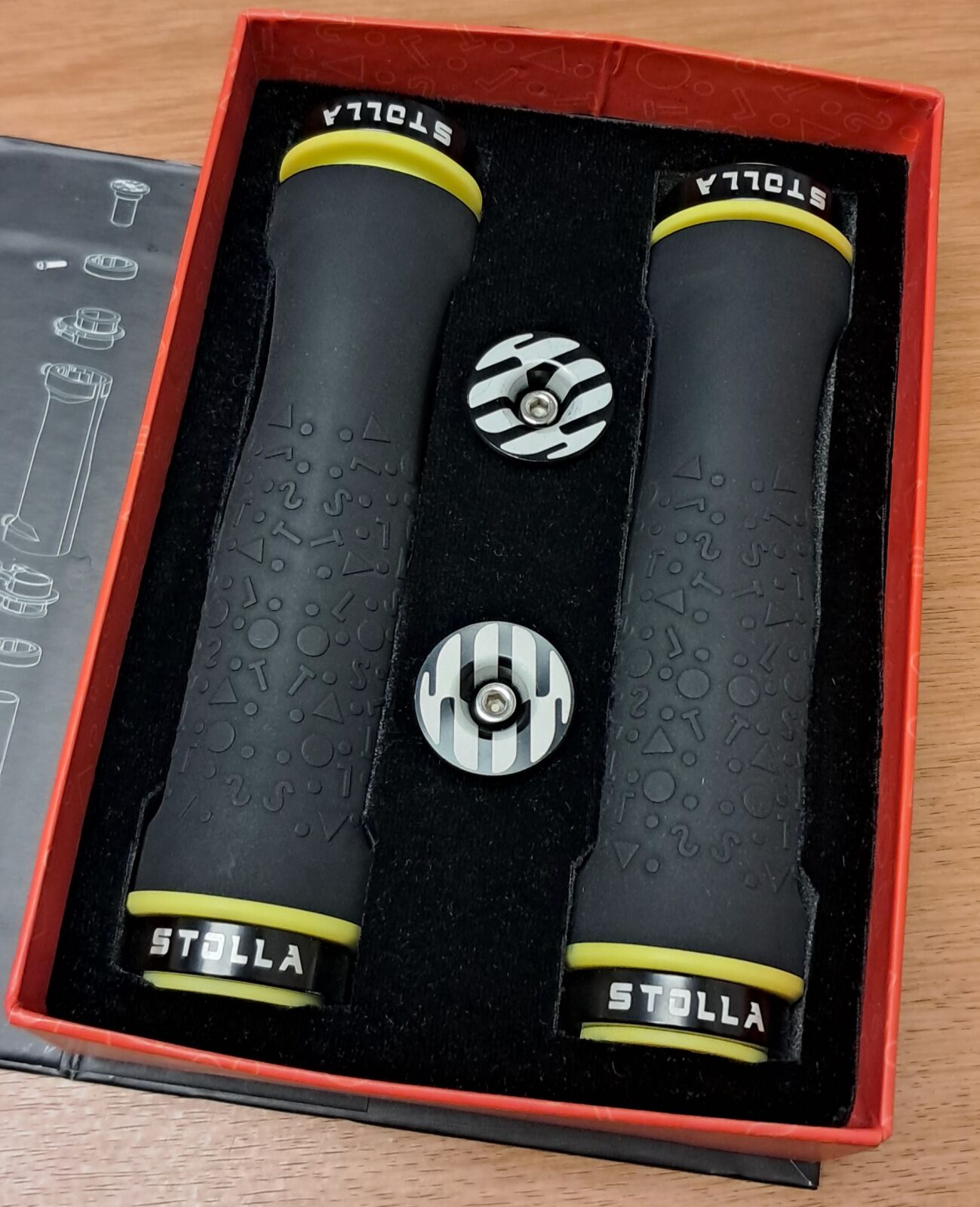 Stolla Floating Shock Dampening Lock-on Grips | Grips & Bar Tape | Bike Hub