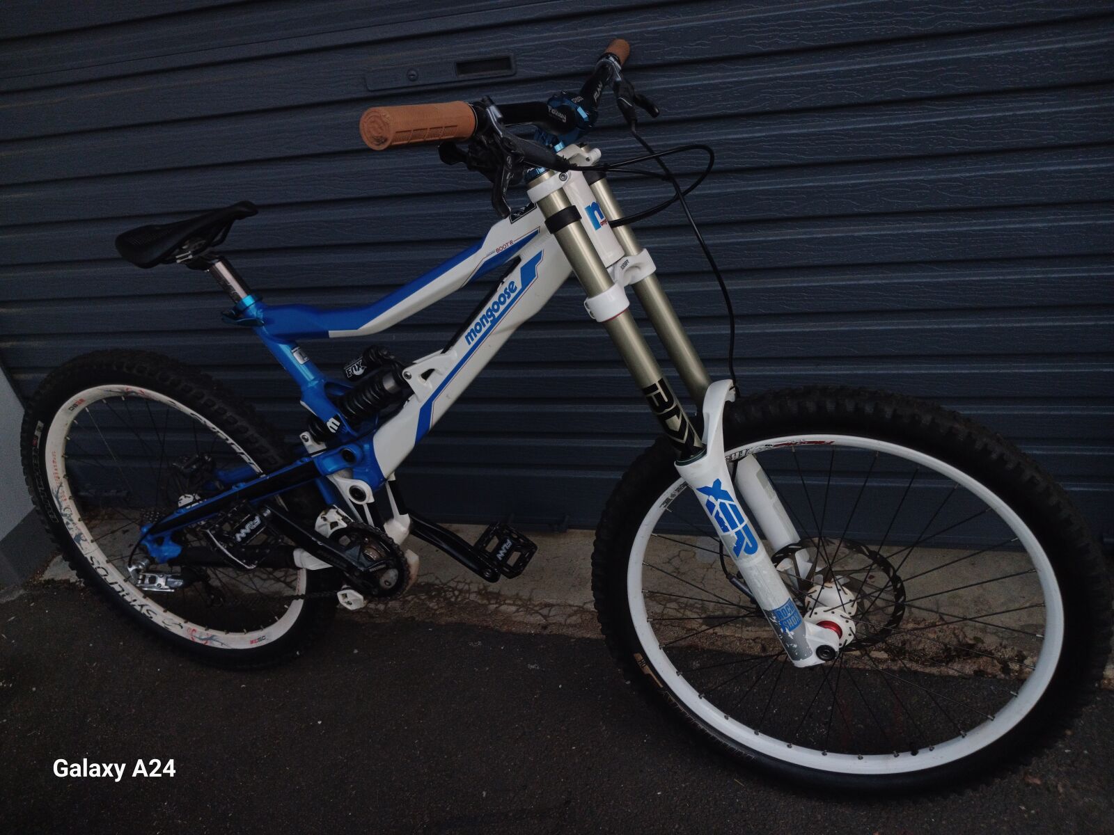 Mongoose expert boot R | Downhill Bikes | Bike Hub