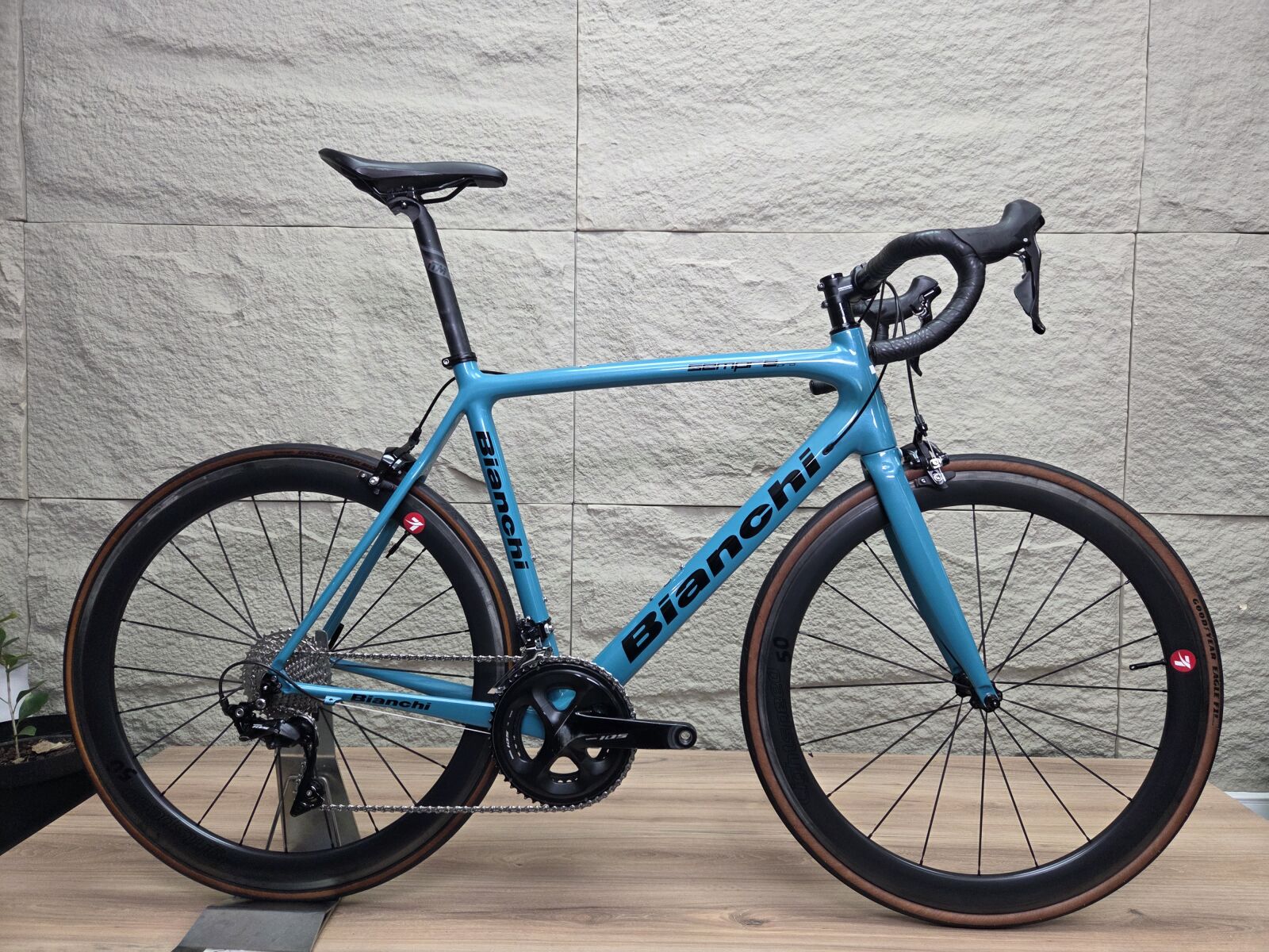 BIANCHI SEMPRE PRO (55cm) **Carbon+Wheels-11SPD** | Road Bikes | Bike Hub