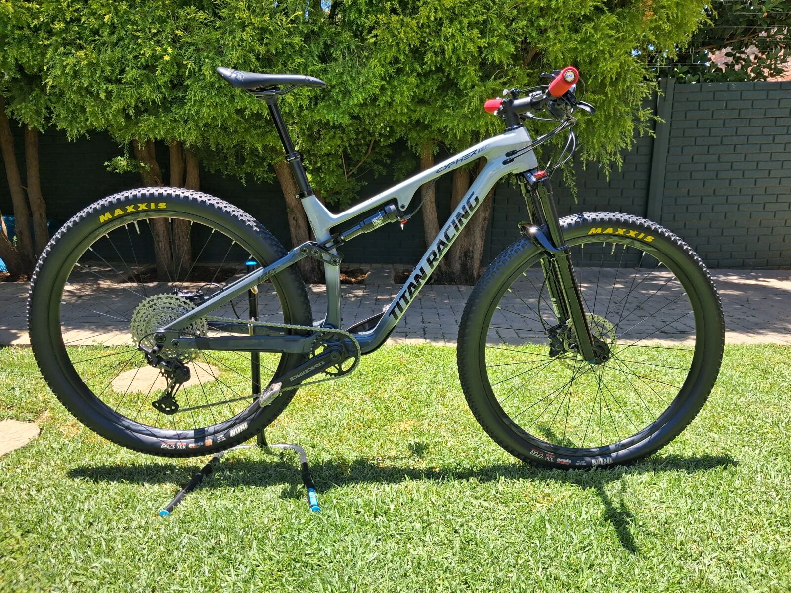 Titan Cypher RS Expert (M) Carbon | Dual Suspension Mountain Bikes ...
