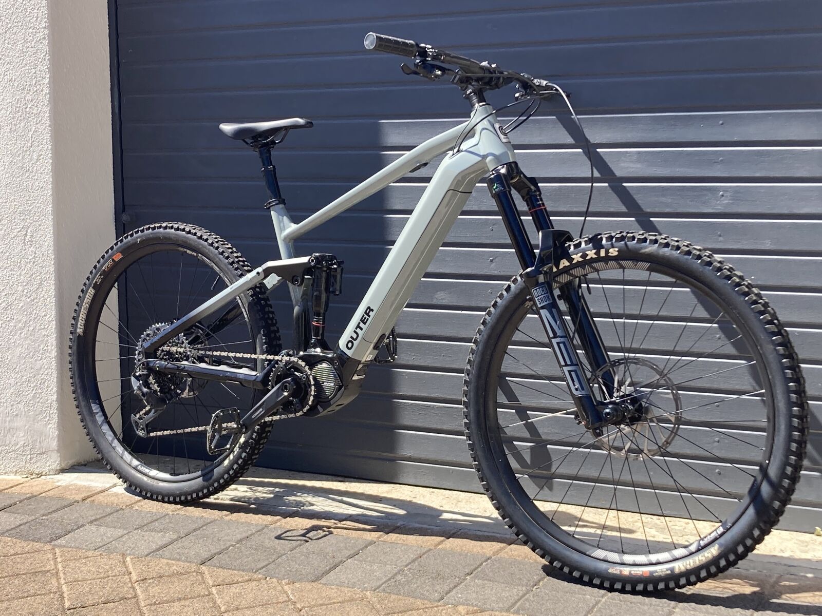 Outer The Link e-MTB (XL) | Dual Suspension Mountain E-Bikes | Bike Hub