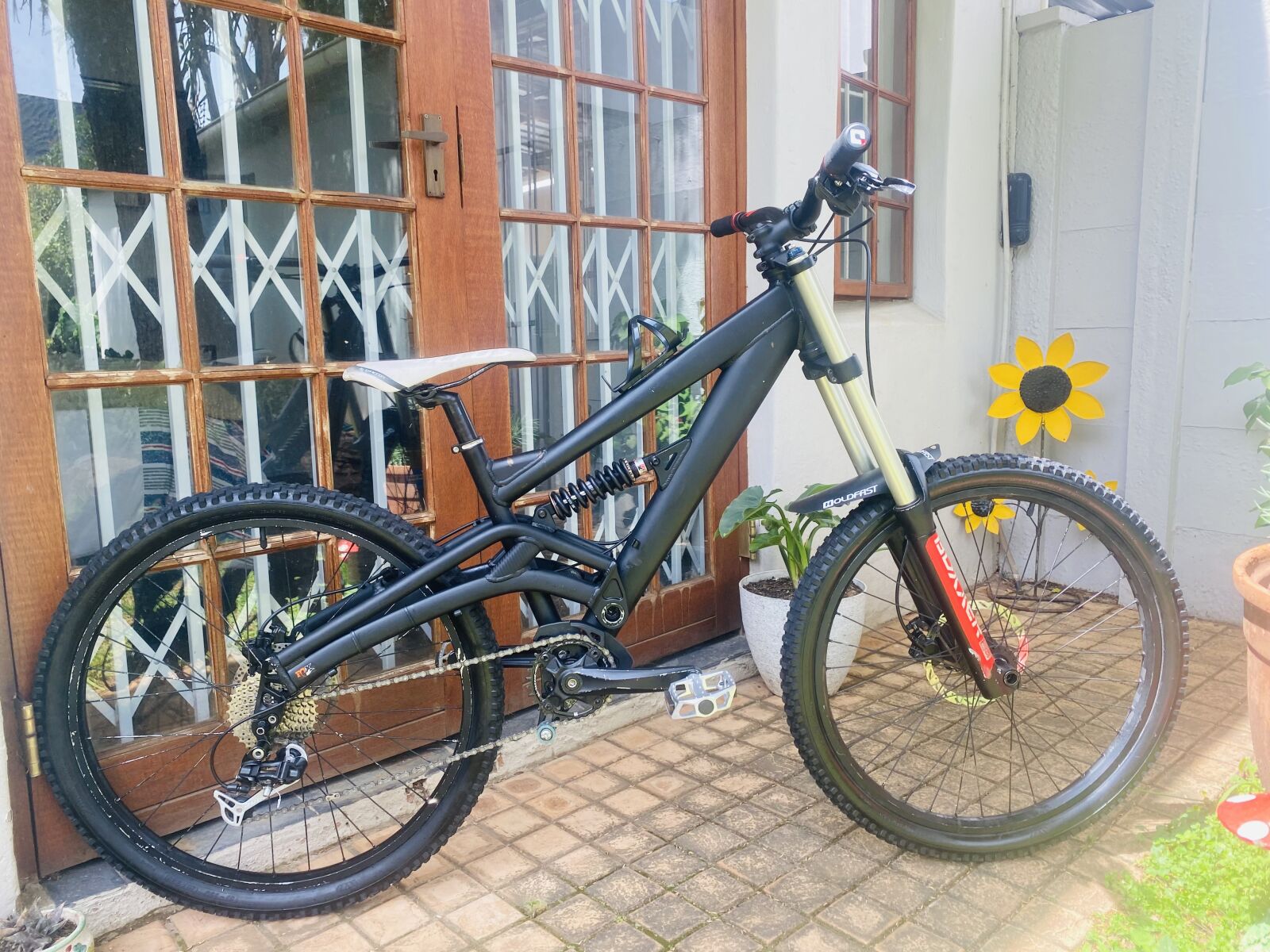 Saracen Raw 2 | Downhill Bikes | Bike Hub