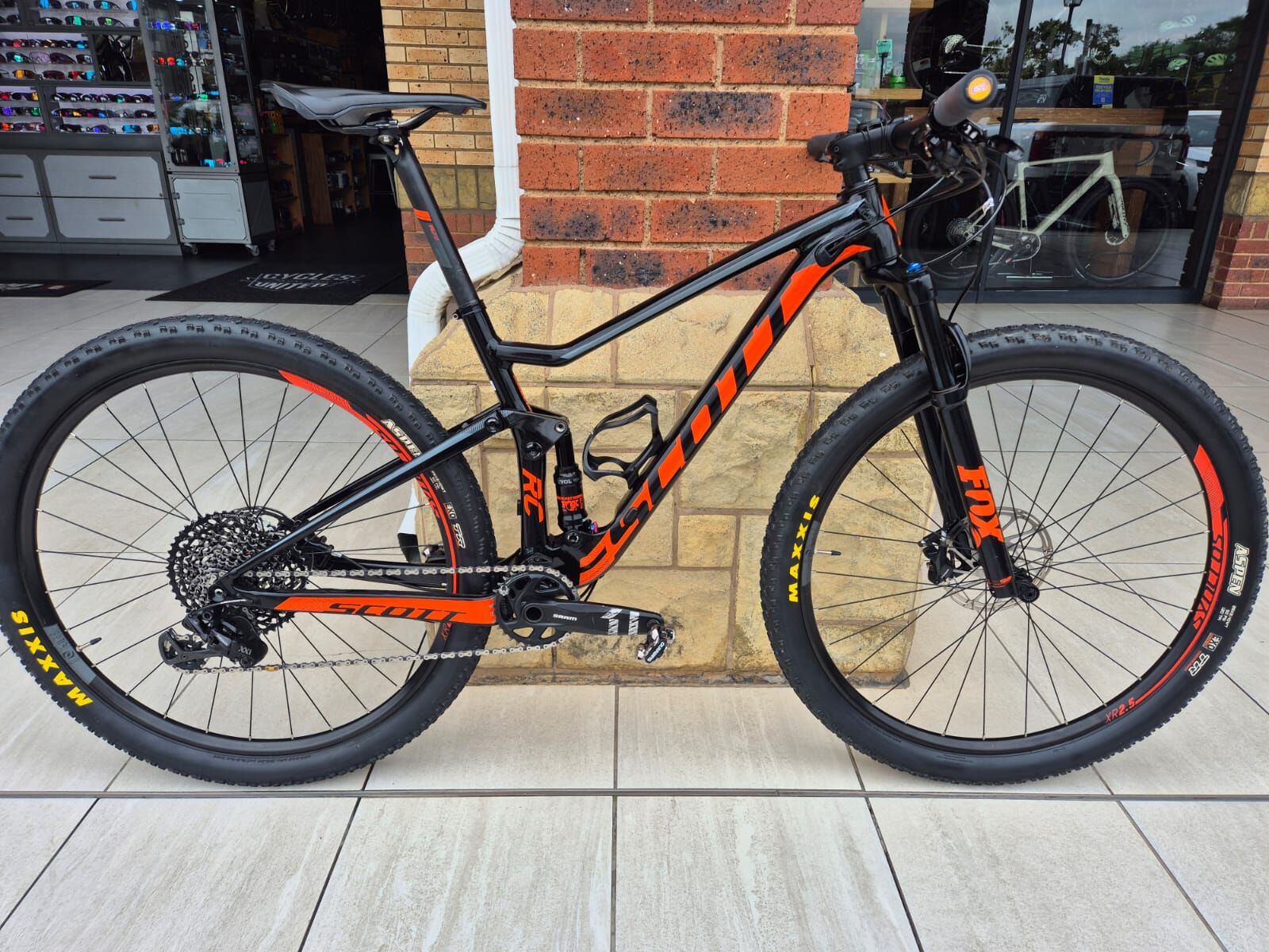 Scott Spark RC900 Comp | Dual Suspension Mountain Bikes | Bike Hub