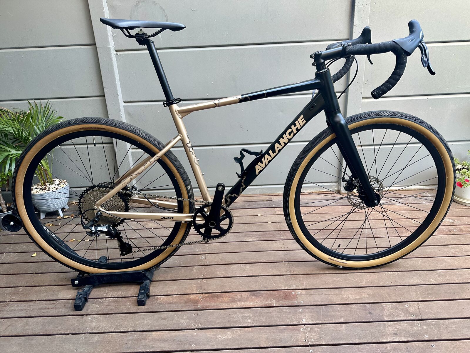 Avalanche Dust (Large) | Gravel Bikes | Bike Hub
