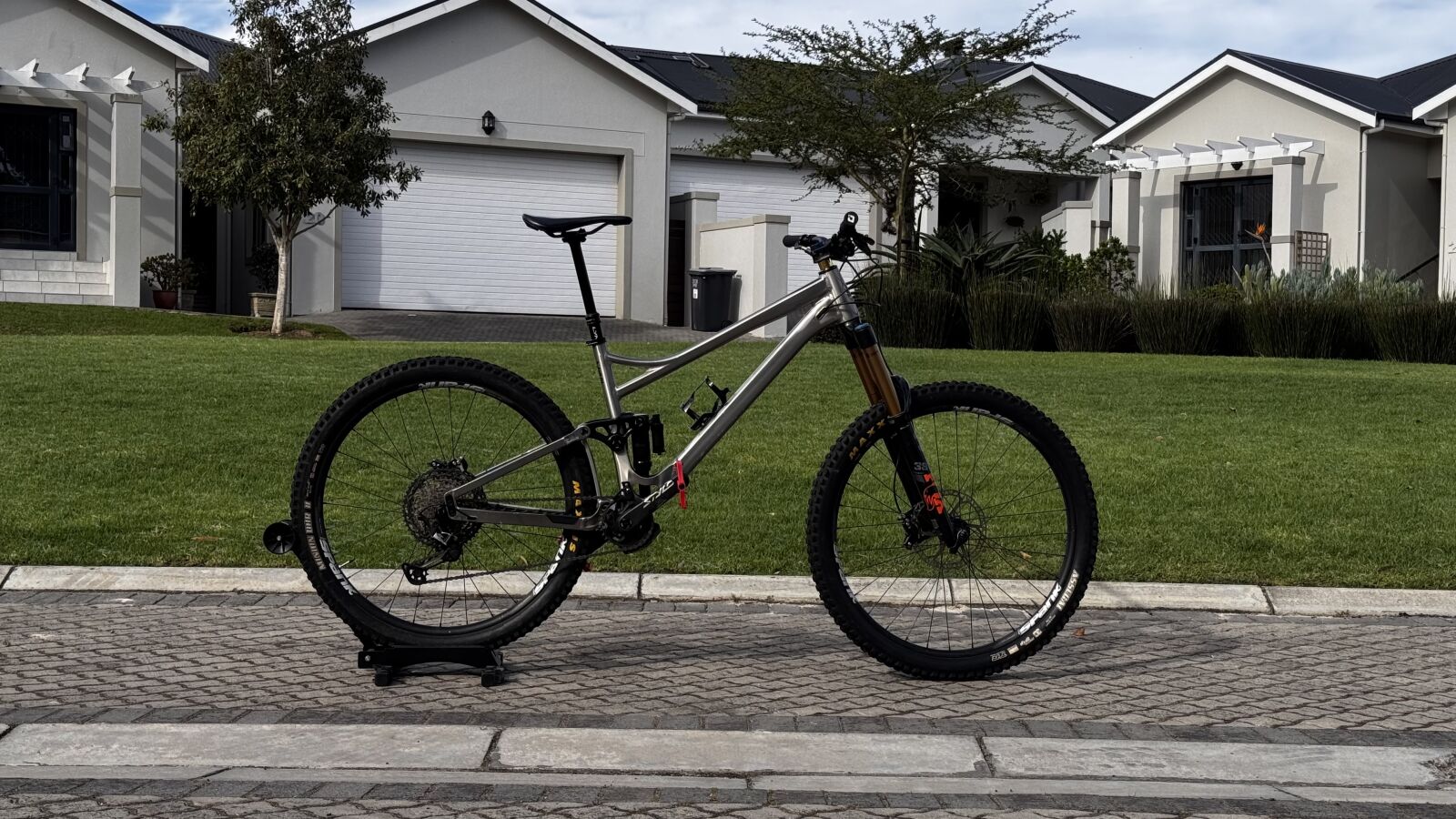 Banshee titan v3.2 | Dual Suspension Mountain Bikes | Bike Hub
